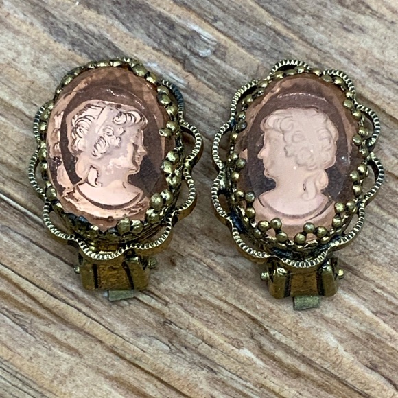 cameo | Jewelry | Cameo Vintage Glass Gold Tone Aged Brass Tone Metal ...